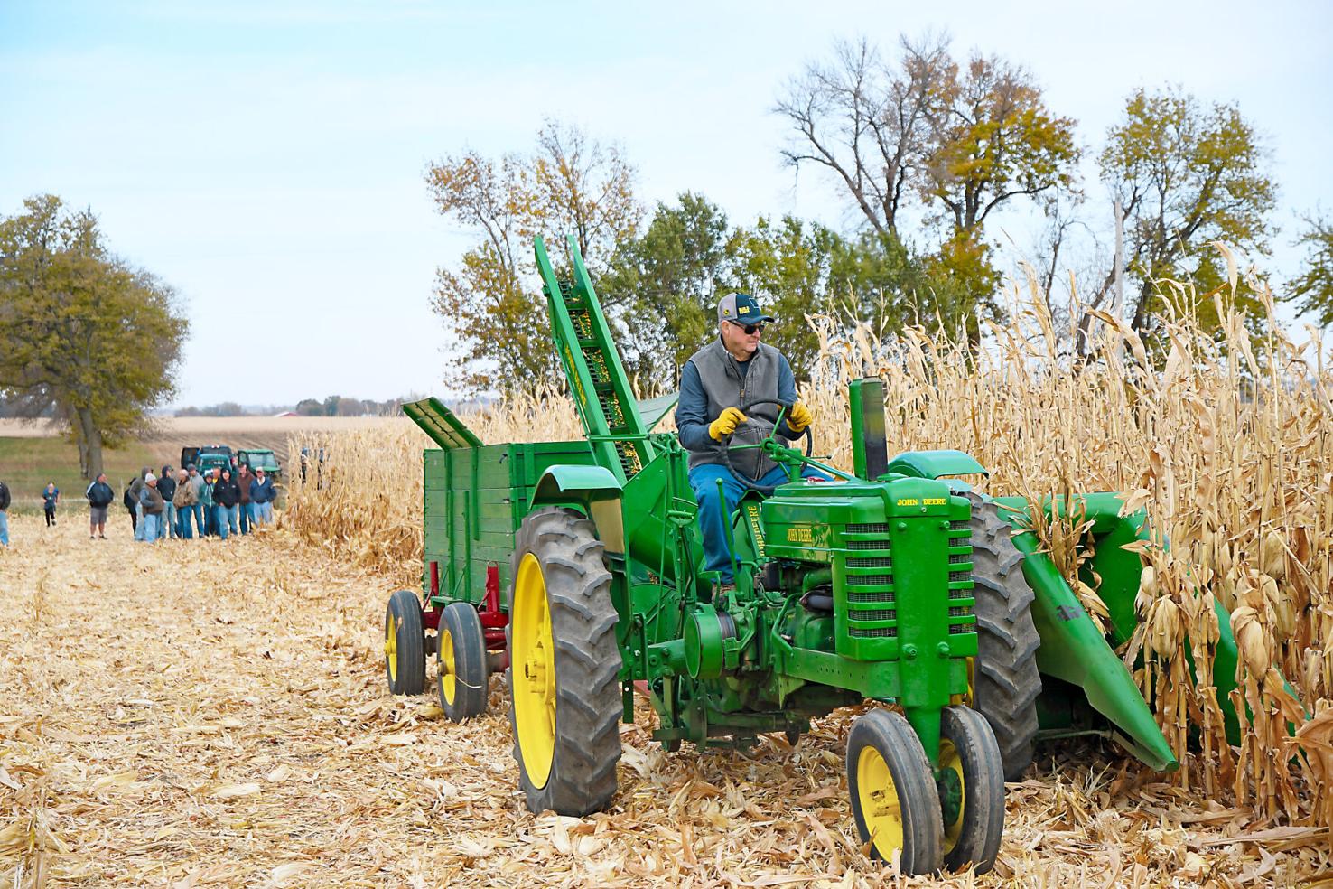 Historic single-row corn picker demo draws crowd | News | nwestiowa.com
