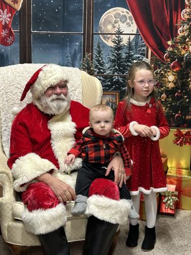 Annual tree lighting held on chilly night | Bell-enterprise | nwestiowa.com