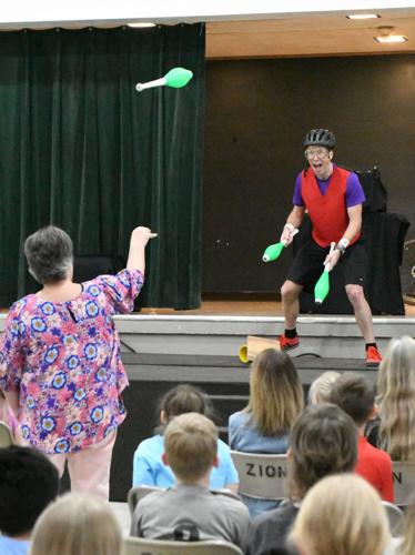Juggler enlightens with show at Z-SJ | News | nwestiowa.com