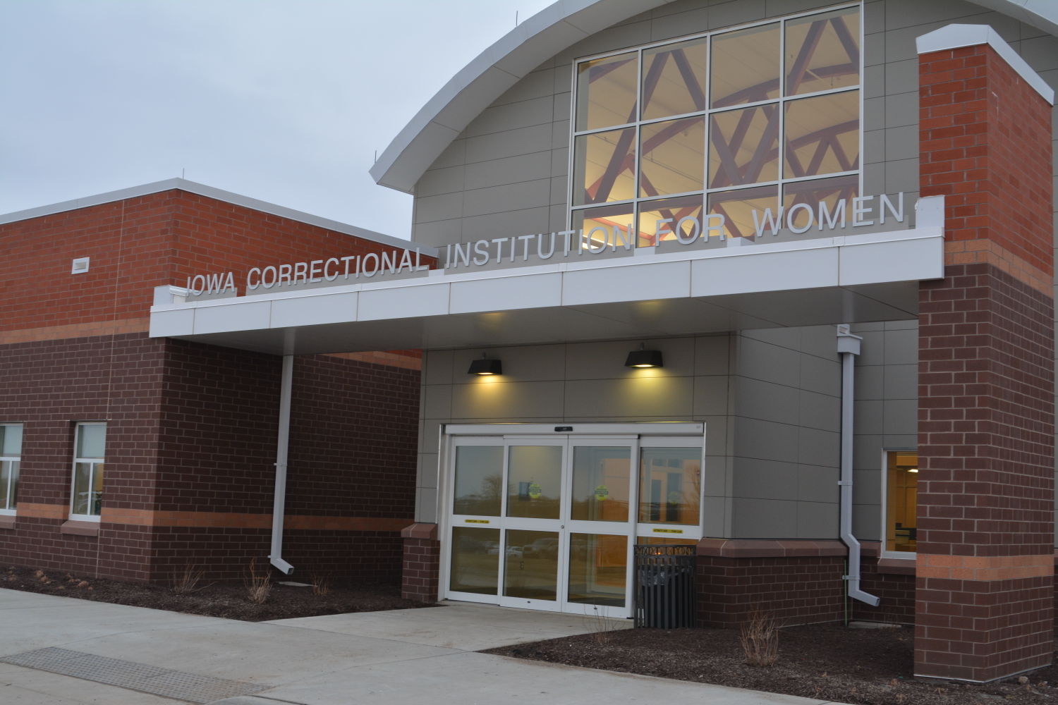 Warden tells of life for Sapp | News | nwestiowa.com