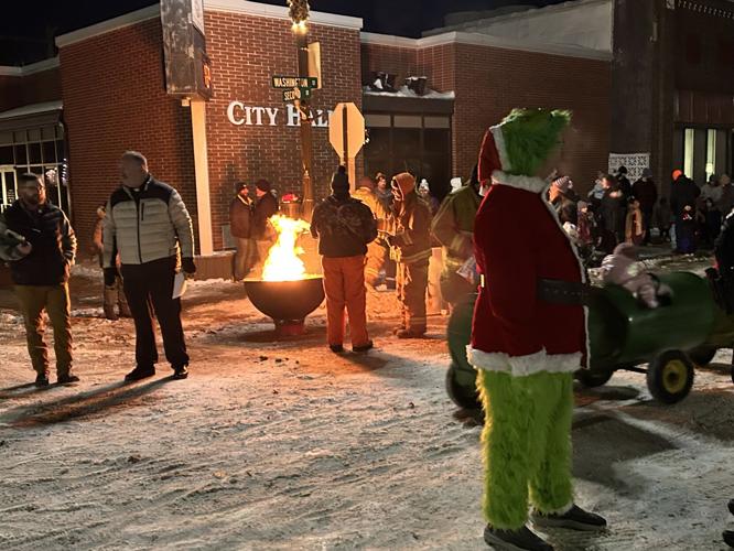 Annual tree lighting held on chilly night | Bell-enterprise | nwestiowa.com