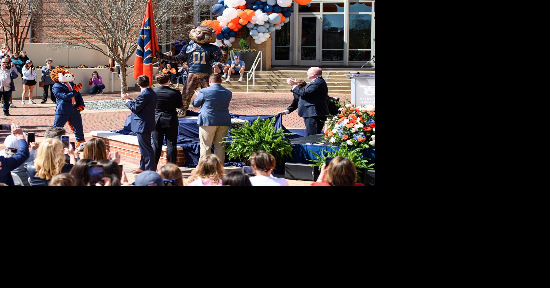 Auburn unveils new Aubie statue