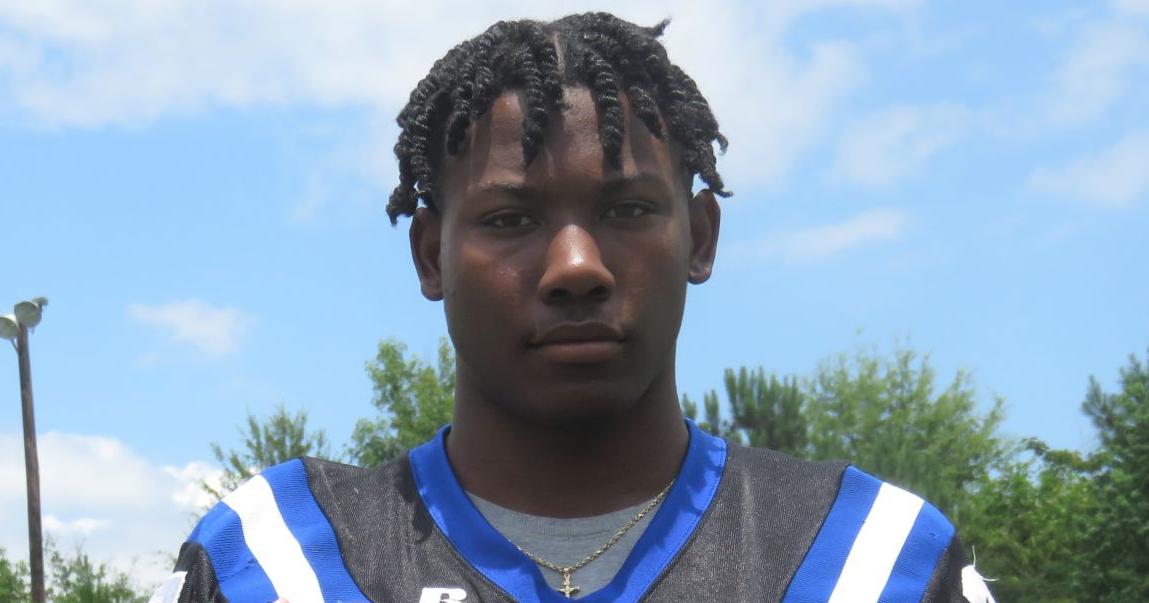 Auburn High’s Aaron Diggs turns heads for work on and off field