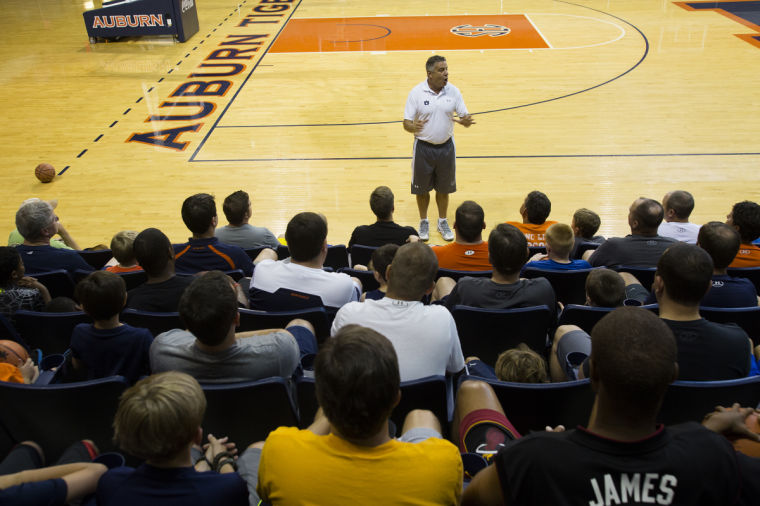 Auburn basketball coach Bruce Pearl addresses Opelika Chamber of Commerce