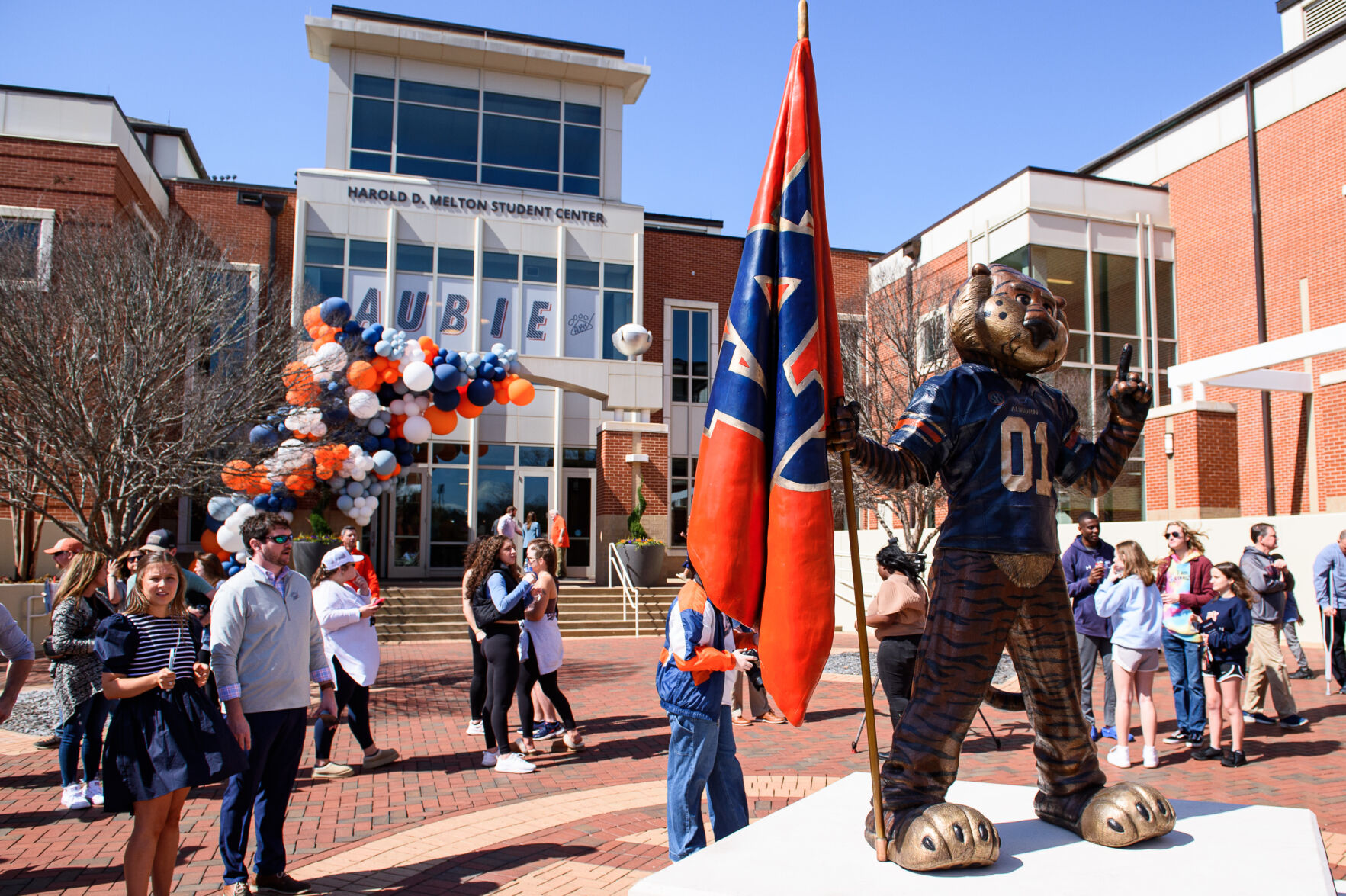 Aubie statue unveiled on Auburn University campus