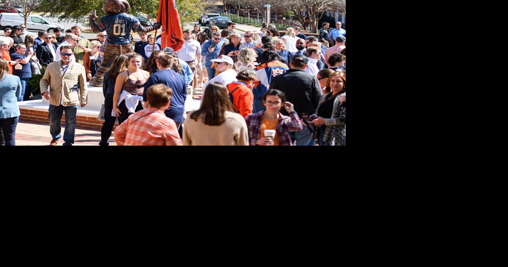Aubie statue