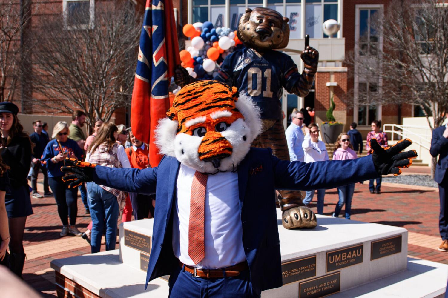 Aubie statue unveiled on Auburn University campus