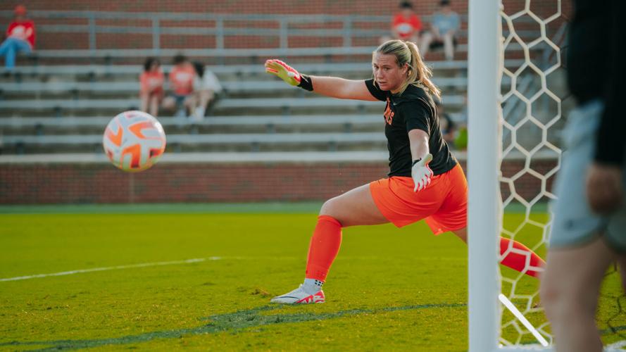 One goal: Gordon making strides, but Cowgirl goalie competition ongoing ...