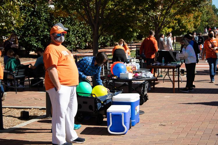 OSU Parent's Give Out 'Mom Hugs' to Support Student's Mental Health ...