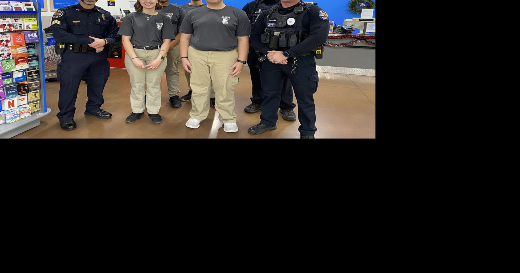 Olathe police spread holiday cheer at Mission Christmas event ...