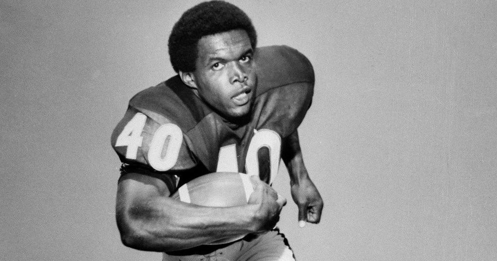 Gale Sayers, the Hall of Fame running back from Omaha, dies at 77