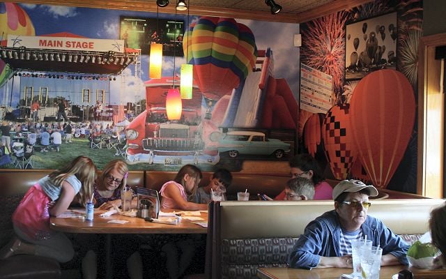 Applebee’s adds touch of local flavor to wall decor