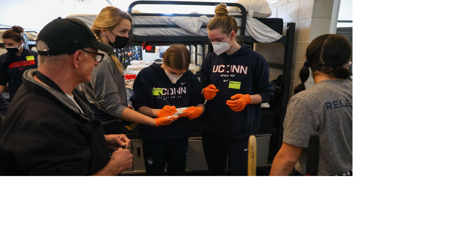 UCONN volleyball team volunteers in Omaha on Thanksgiving