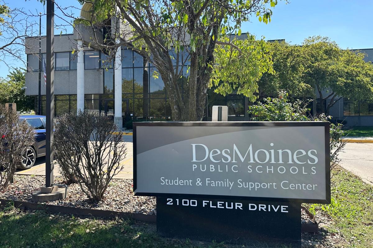 Des Moines public schools superintendent detained by immigration agents