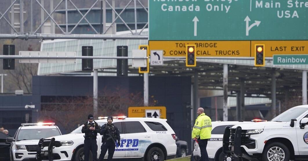 Explosion closes US border crossings between NY, Canada