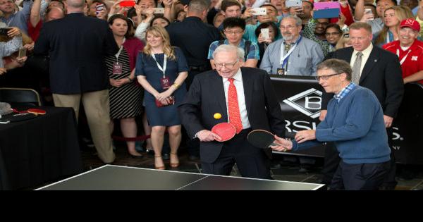 Warren Buffett and Bill Gates try their hand at table tennis