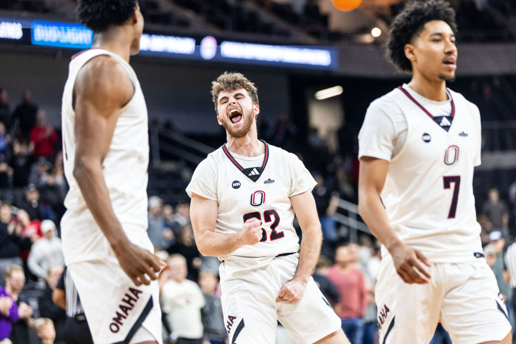 Omaha defeats St. Thomas to move to first in Summit League