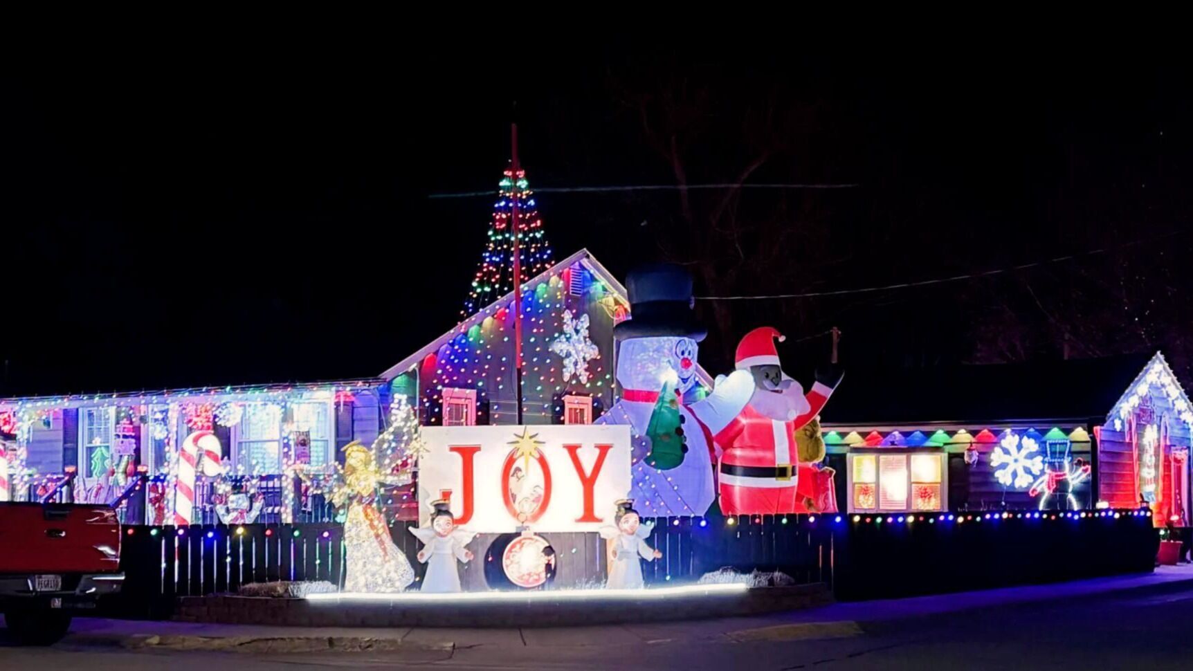 Holiday lights spark joy: Gering man helps people find the best ...