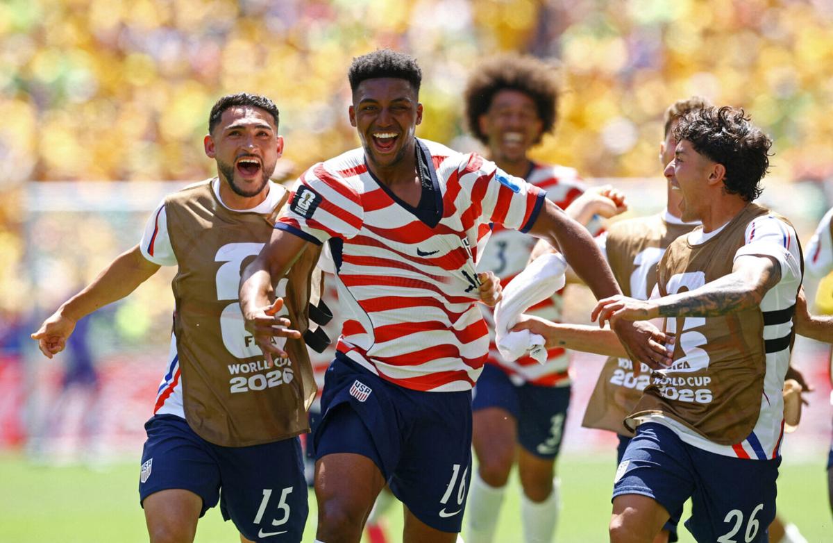 U.S. beats Australia to reach World Cup knockout round