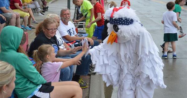 Video: Wayne Chicken Show parade