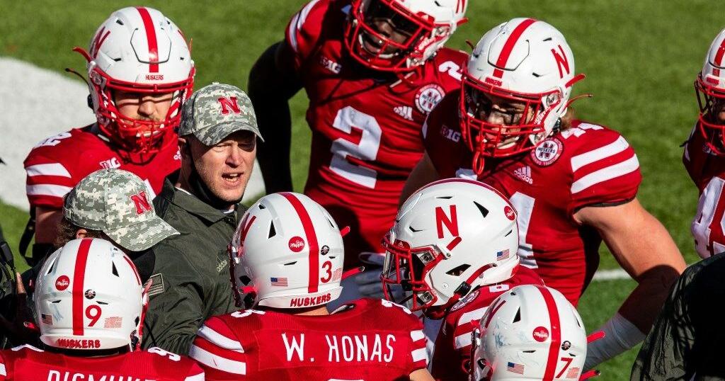 Scott Frost sticks with all 10 assistant coaches, splits play-calling ...