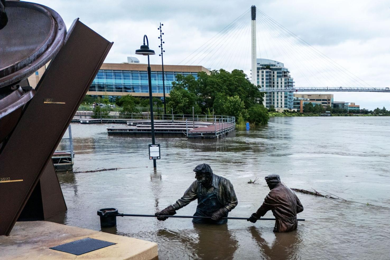 Missouri River peaks around Omaha, more rain Monday night