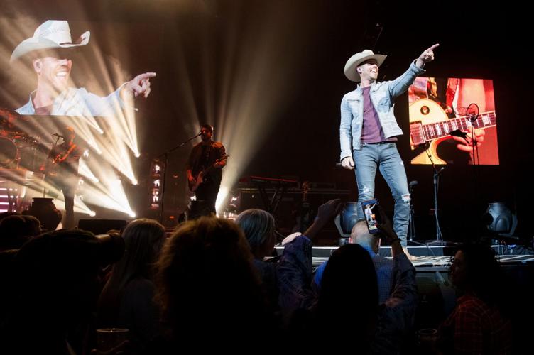 Review: Brad Paisley’s mastery on guitar steals the show in Lincoln