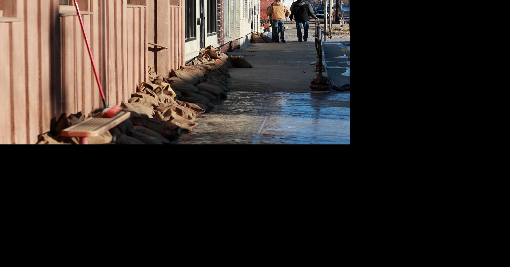 Hansen: Roger Welsch is surviving the flood and telling Roger Welsch ...