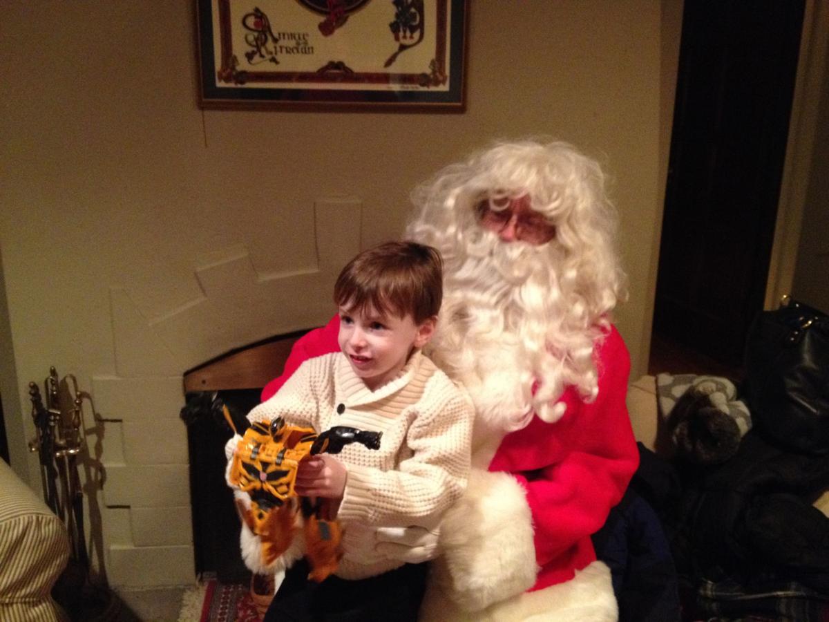 Neighbor helps convince kids 'Santa is always watching' with poopy ...