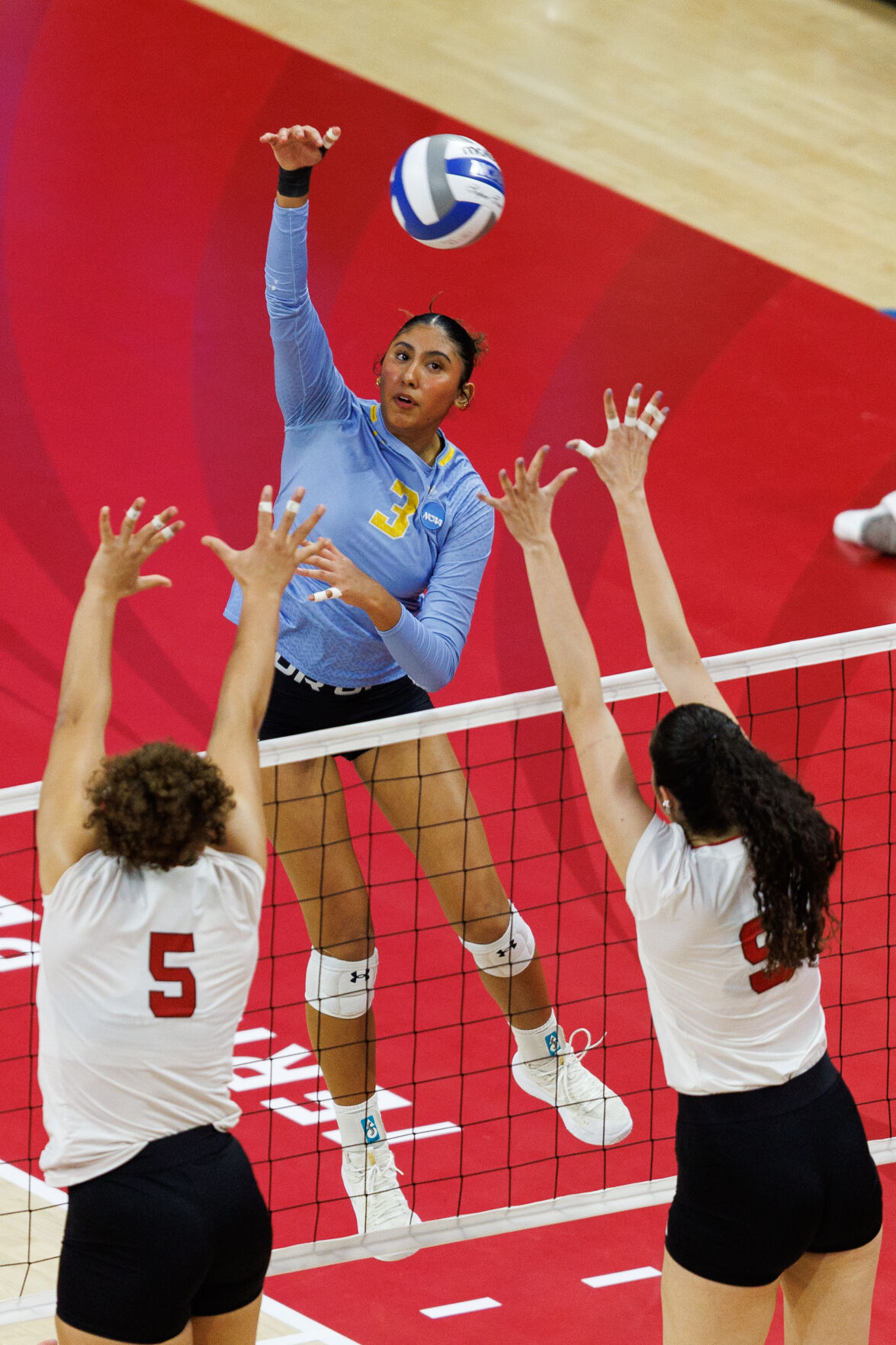 Nebraska volleyball dismantles Long Island for first-round win in NCAA ...