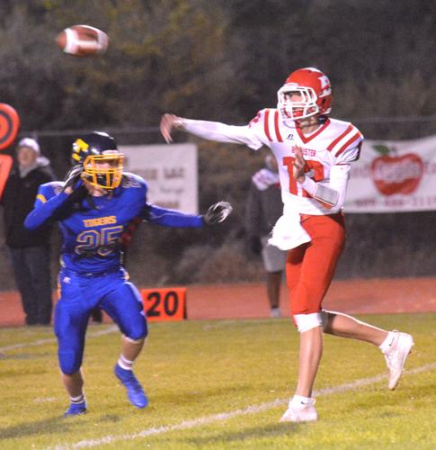 Football: Late score lifts Tigers past Bears | Sports | omakchronicle.com