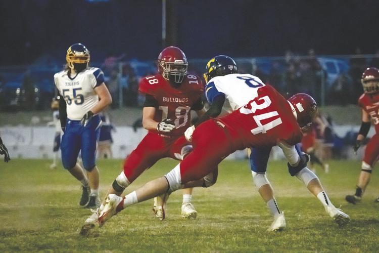 Okanogan prevails in last football game | Sports | omakchronicle.com