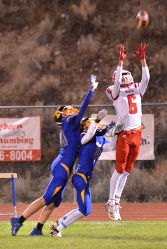 Football: Late score lifts Tigers past Bears | Sports | omakchronicle.com