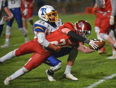 Okanogan football remains undefeated | Sports | omakchronicle.com