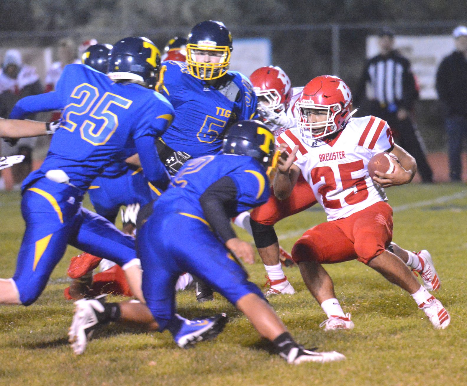 Football: Late score lifts Tigers past Bears | Sports | omakchronicle.com