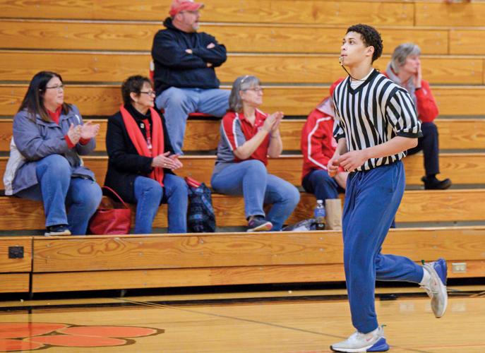 Basketball: Oregon’s Evan Miles steps in last minute to ref JV2 game ...