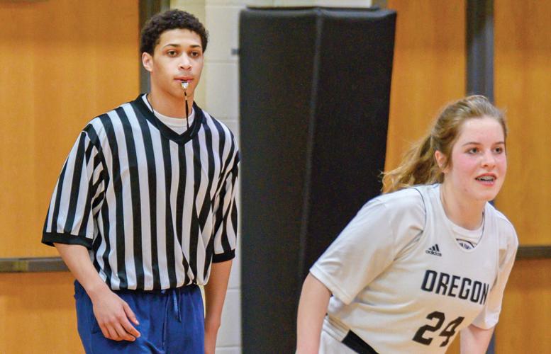 Basketball: Oregon’s Evan Miles steps in last minute to ref JV2 game ...