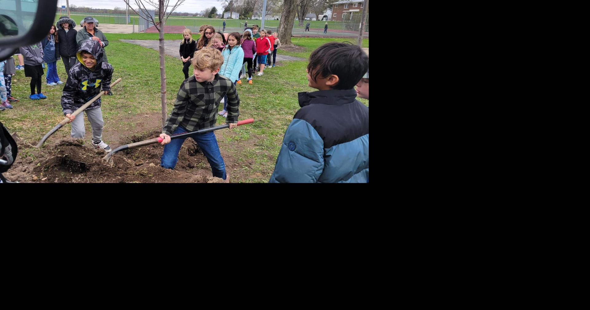 Brooklyn Students help plant tree for Arbor Day | | oregonobserver.com