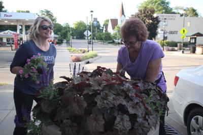 'Deadheaders' keep downtown green | Community | oregonobserver.com