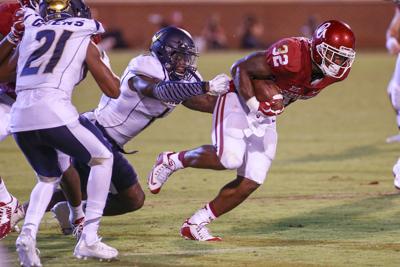 Oklahoma football: Samaje Perine heads to locker room with hand injury ...