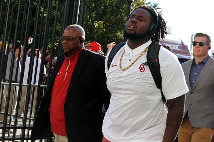 Sooners arrive at Ohio State stadium (photos) | Gallery | oudaily.com