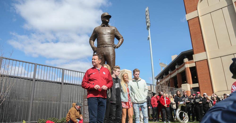 Bob Stoops statue dedication (photos) | Gallery | oudaily.com