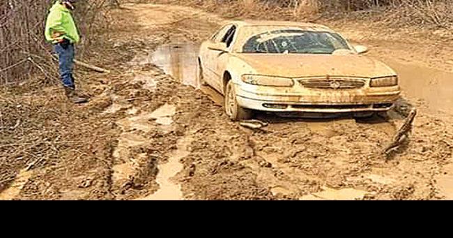 Community comes to aid of couple stuck in mud | Local & State ...