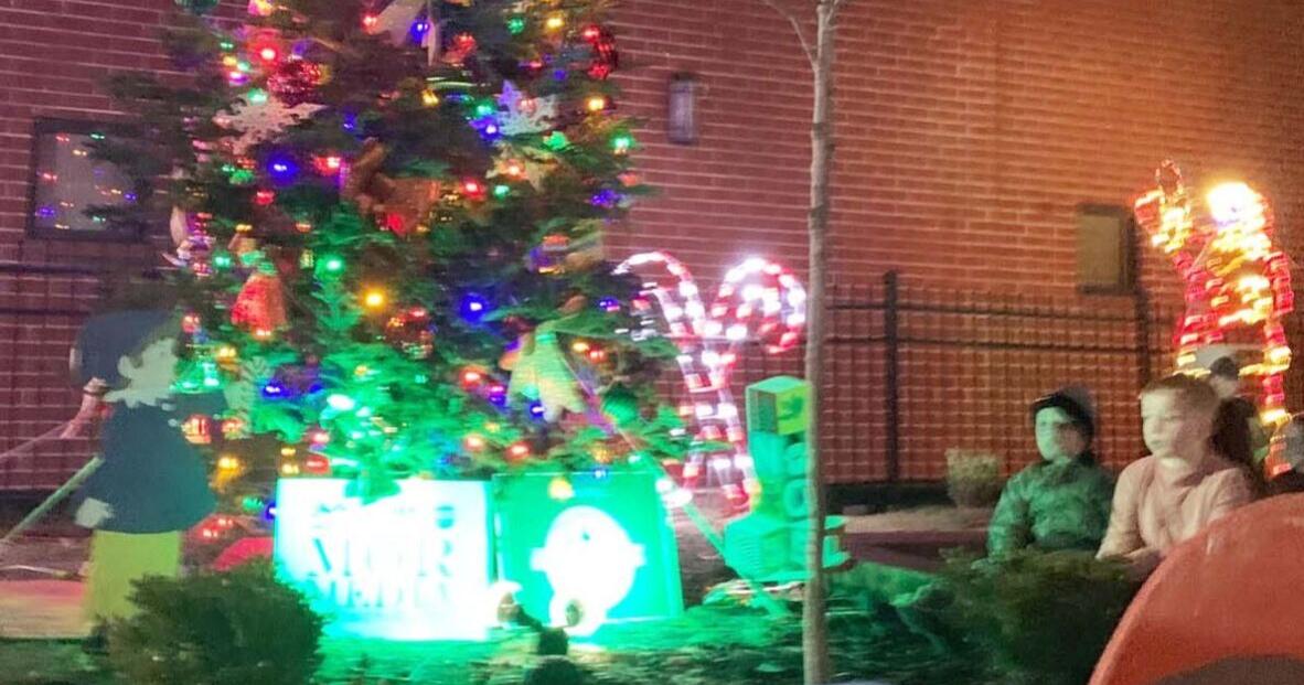 Christmas tree lighting kicks off season | News | paragoulddailypress.com