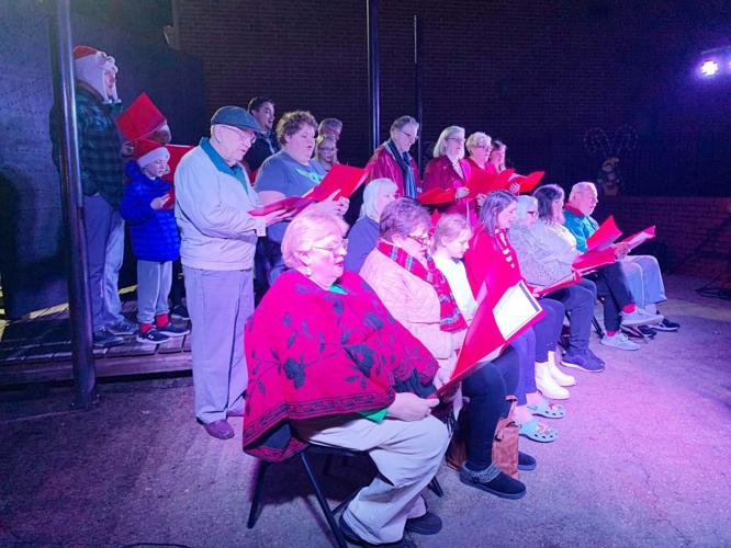 Christmas tree lighting kicks off season | News | paragoulddailypress.com