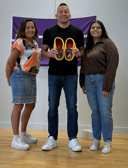 Martial arts star stops by Kanesatake | Spare News | pentictonherald.ca