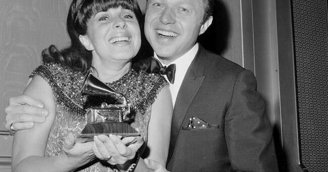 Steve Lawrence, singer, entertainer and half of popular stage duo Steve ...