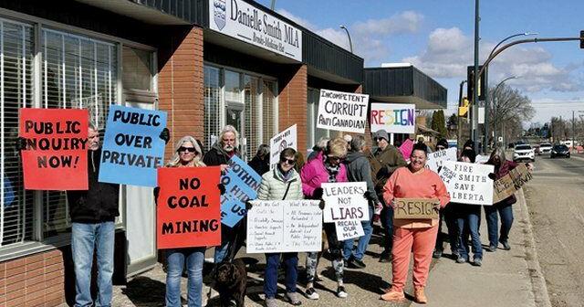 NDP MLA visits weekly protest outside Smith’s office | Spare News ...