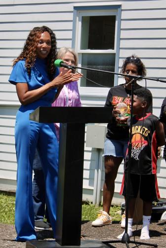 Elzy receives the Elijah Marrs Achievement Award | News | pmg-ky1.com