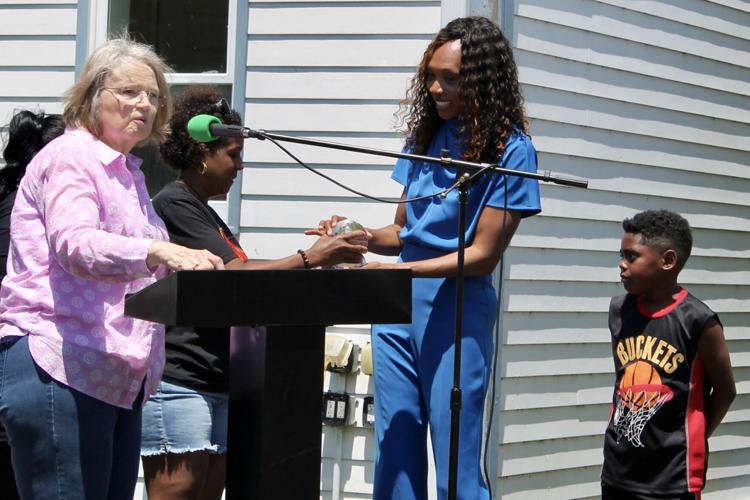 Elzy receives the Elijah Marrs Achievement Award | News | pmg-ky1.com